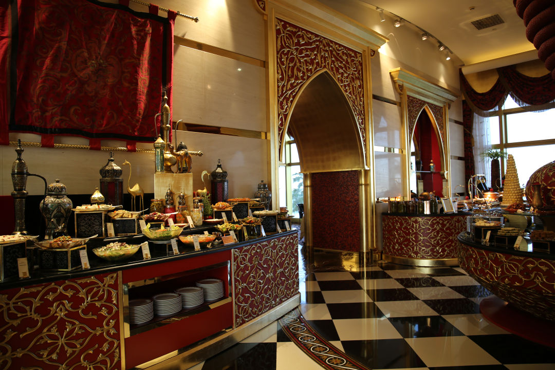 "Das Restaurant Al Iwan im Burj Al Arab (Büfettansicht)" Burj Al Arab ...