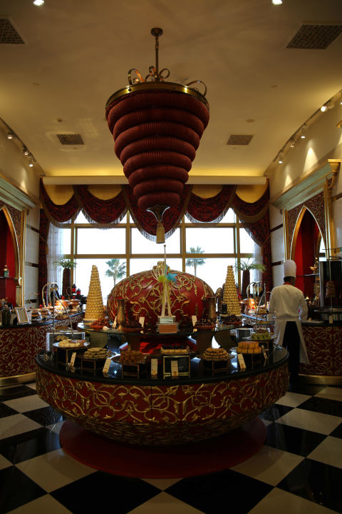 "Das Restaurant Al Iwan im Burj Al Arab (Büfettansicht)" Burj Al Arab ...