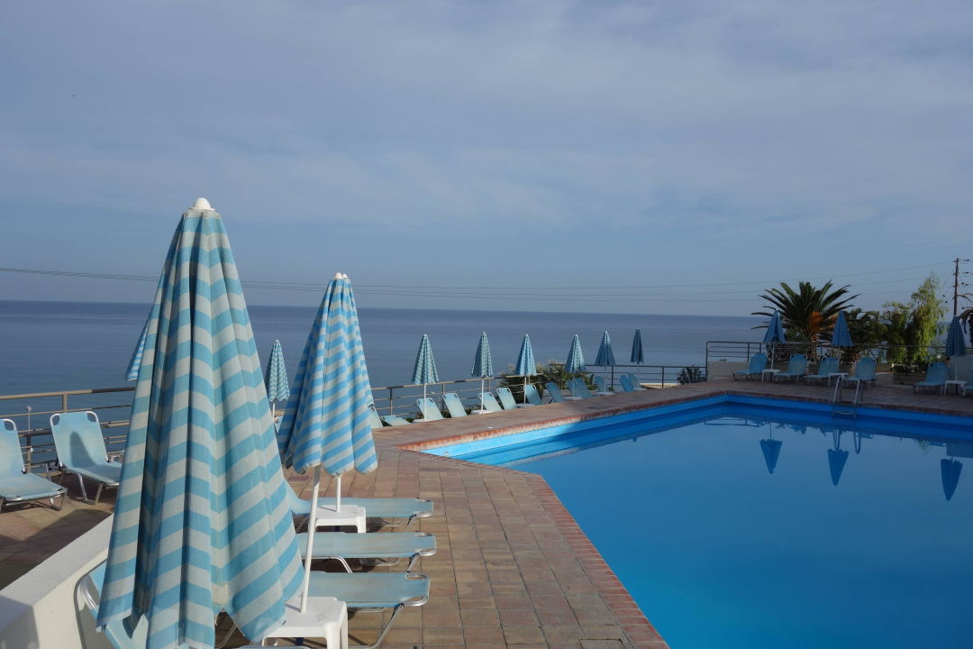 "Zwembad Scaleta Beach hotel met uitzicht op zee" Scaleta Beach Hotel ...
