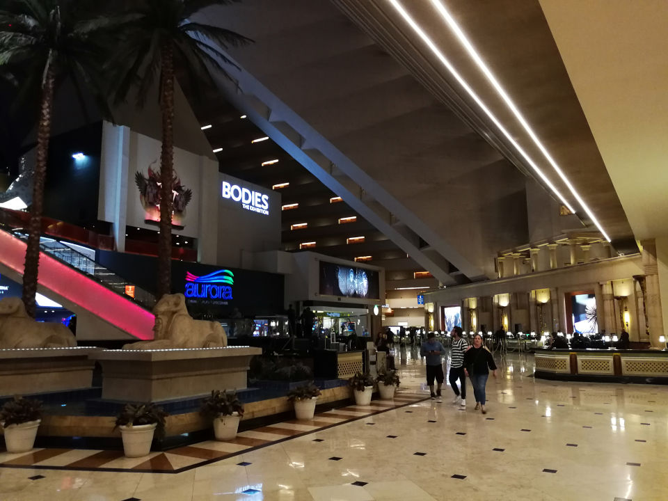 "Lobby" Hotel Luxor (Las Vegas) • HolidayCheck (Nevada | USA)