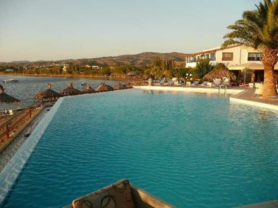 "Pool, Servicekomplex und Strand" Hotel Venus Beach (Nea Stira ...