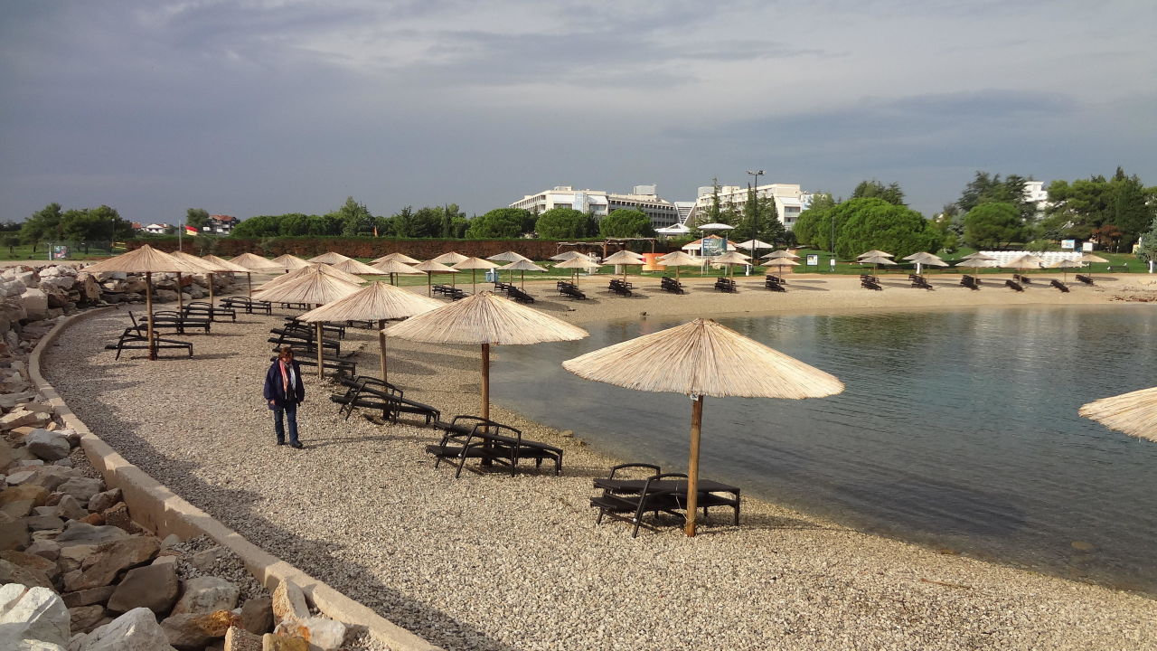 "Am Strand" Aminess Maestral Hotel (Novigrad) • HolidayCheck (Istrien ...