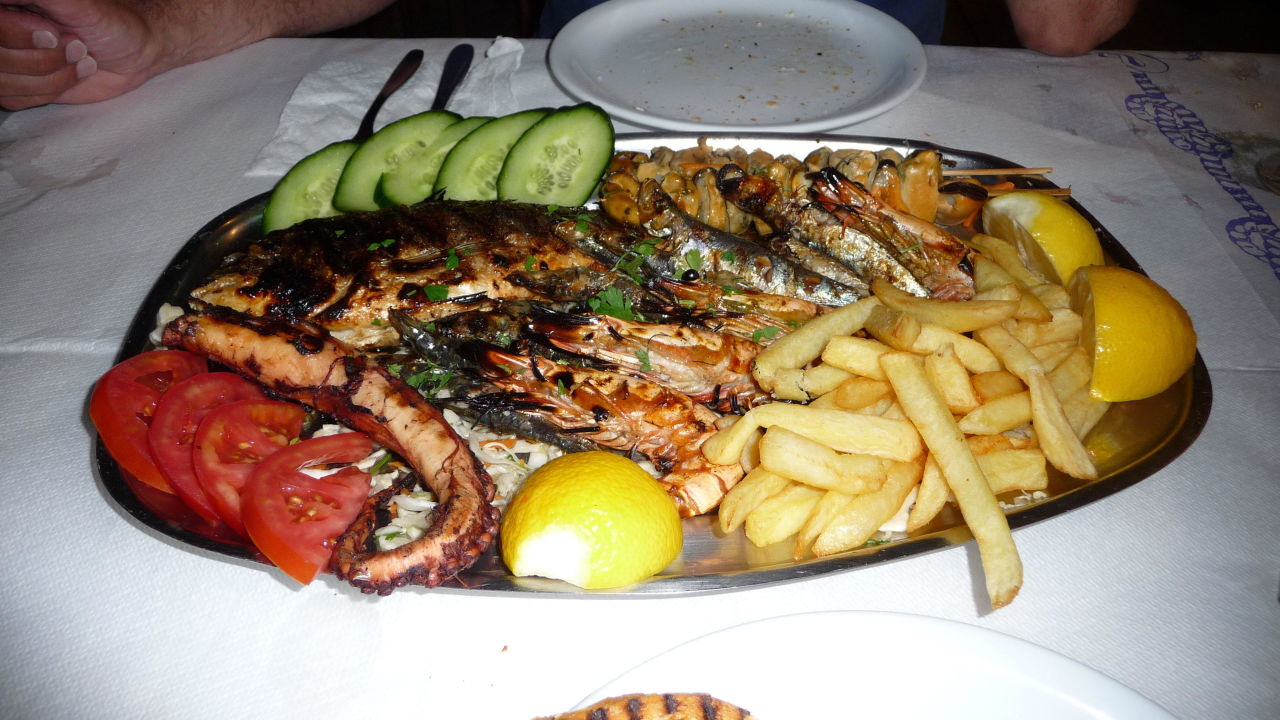 "Lecker Essen im Ta Pefka" Hotel Dimitris (Skala Panagia ...