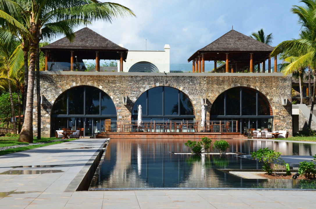 "Aussenansicht des Restaurants" Outrigger Mauritius Beach Resort (Bel ...