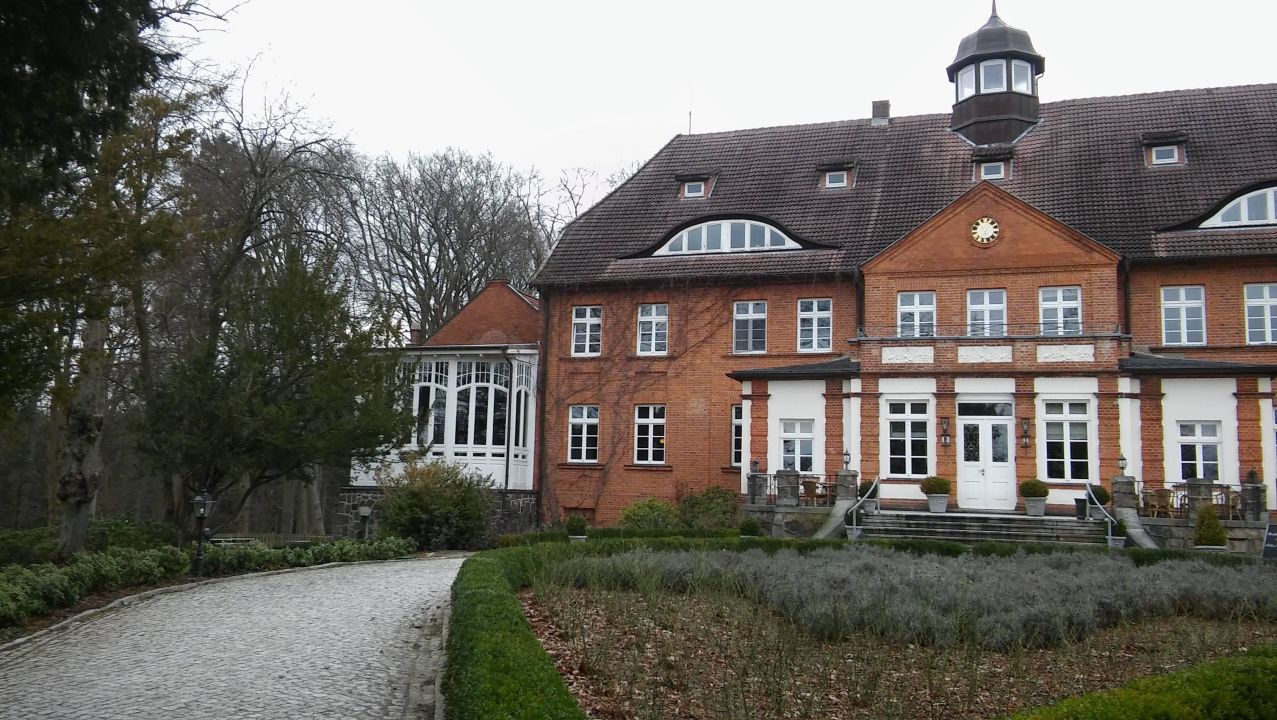 "Schloss von vorne" Schlosshotel Basthorst (Gneven) • HolidayCheck ...