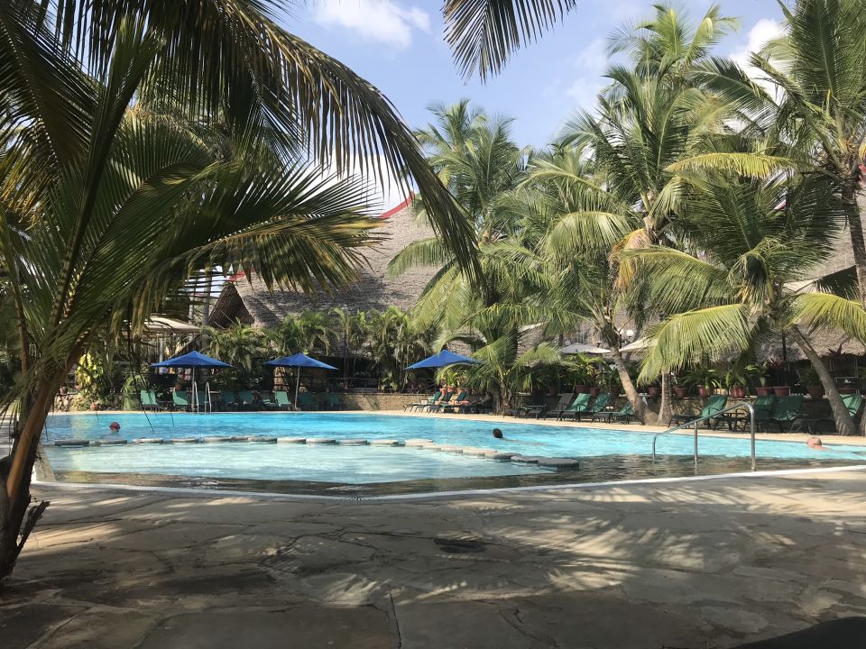 "Pool" Bahari Beach Hotel (Mombasa) • HolidayCheck (Provinz Coast | Kenia)