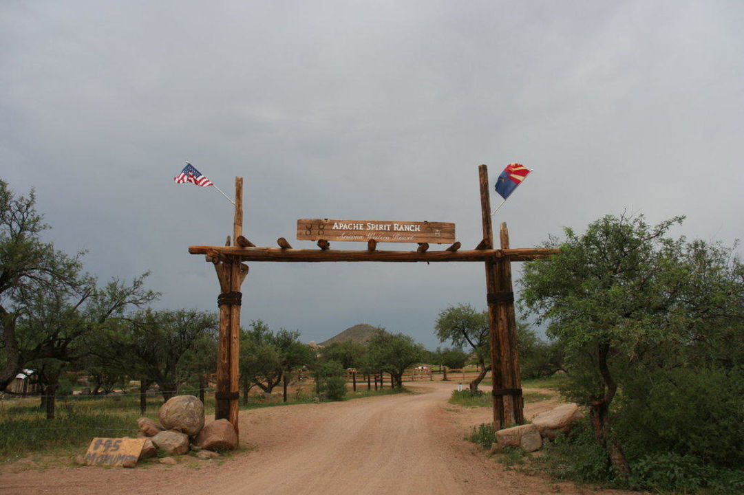 "Das Tor zur Ranch" Tombstone Monument Guest Ranch (Tombstone ...