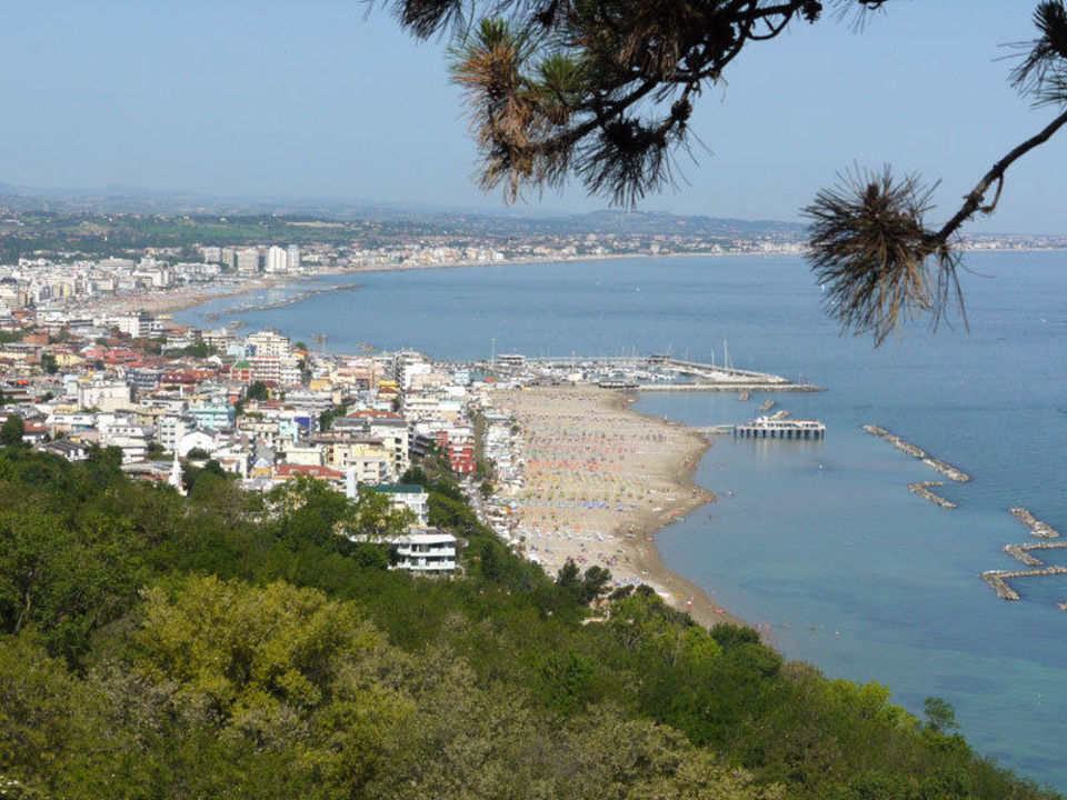 "Blick von Gabicce Monte" Hotel Rex (Gabicce Mare) • HolidayCheck ...