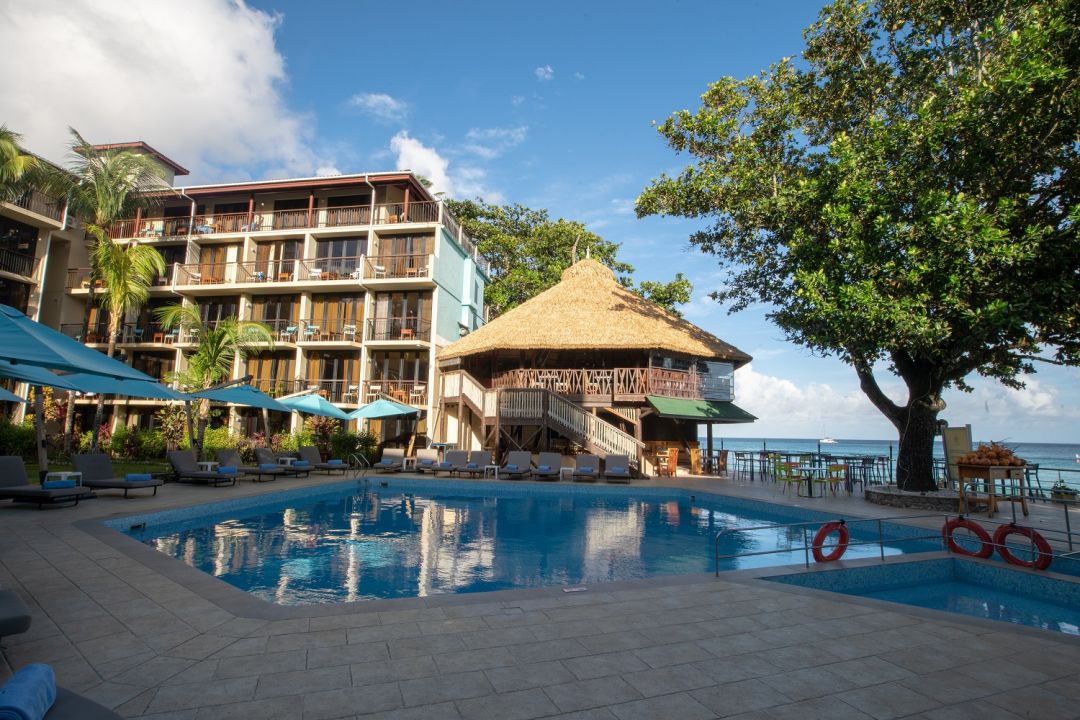 "Pool" Coral Strand Smart Choice Hotel (Beau Vallon) • HolidayCheck ...