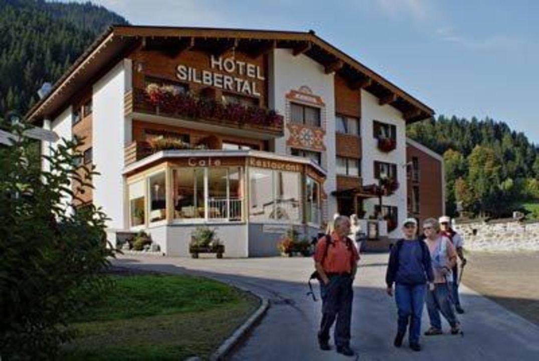 "Das Hotel Silbertal im Morgenlicht" Hotel Silbertal (Silbertal ...