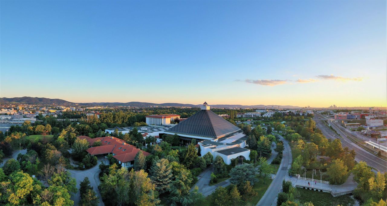 "Außenansicht" Eventhotel Pyramide (Vösendorf) • HolidayCheck ...