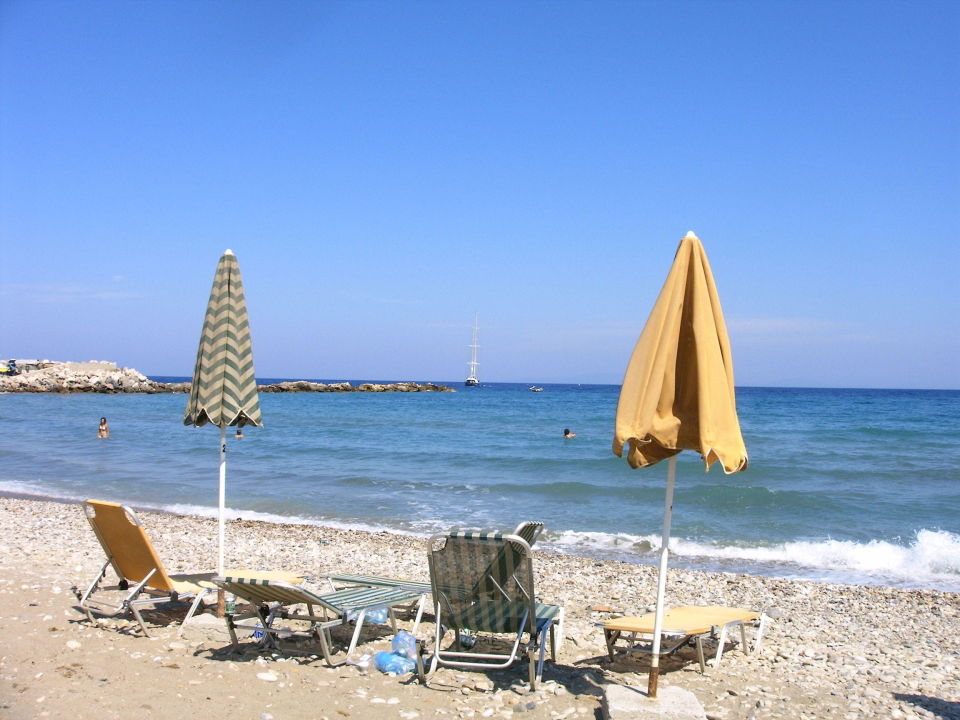 "Strand von dem Hotel" Hotel Samaina Inn (Karlovassi) • HolidayCheck ...