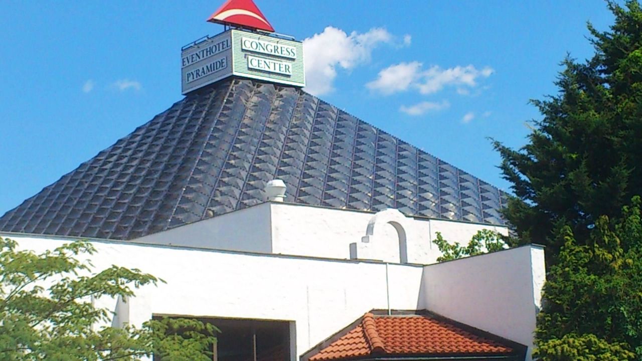 "Blick vom Außenpool zur Pyramide" Eventhotel Pyramide (Vösendorf ...