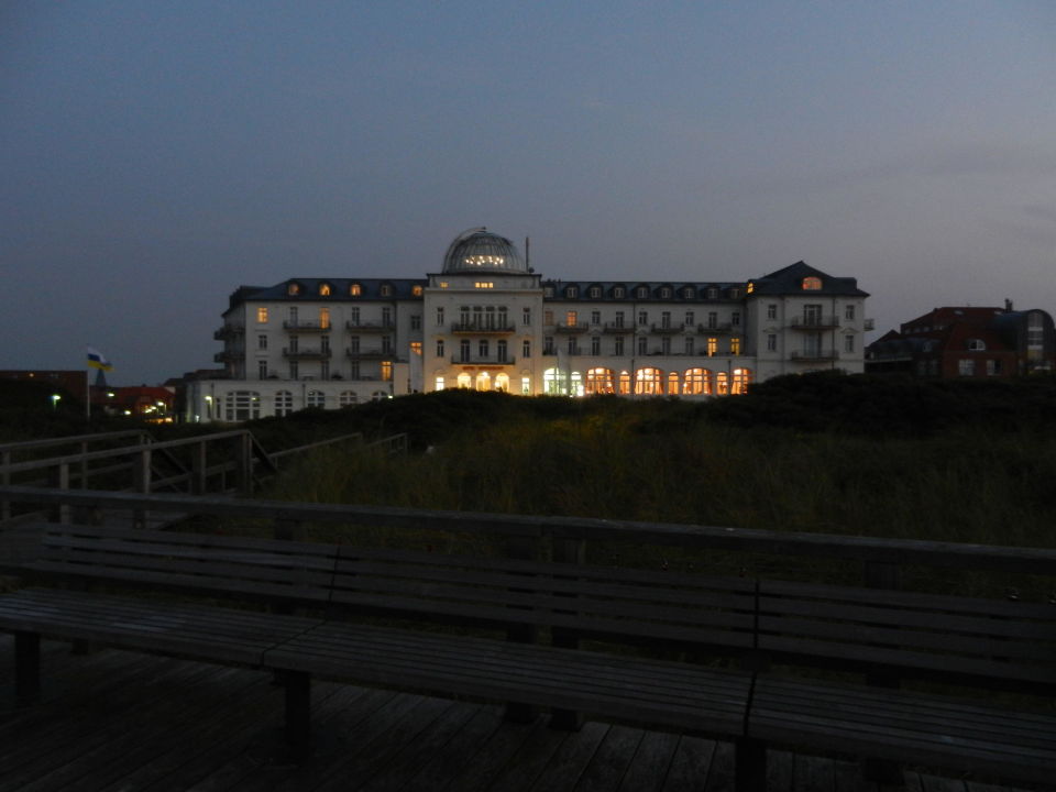 "Abendlicher Blick aufs Hotel von der Aussichtsdüne" Strandhotel ...