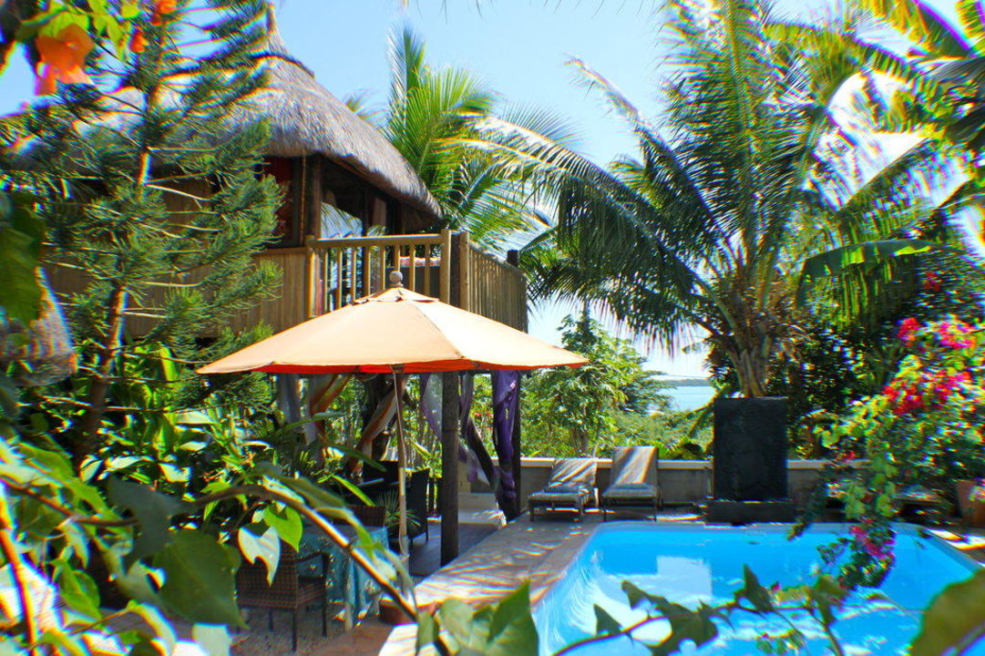 "Strohgedeckte Lodge im Garten mit Blick aufs Meer" Villa Seewoo (La ...