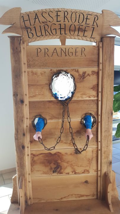 "Der Pranger in der Lobby" Hasseröder Burghotel (Wernigerode ...