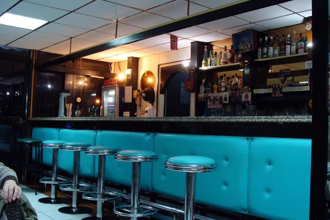 "70er Jahre Bar, aber gut bestückt" Hotel San Remo (Larnaka ...