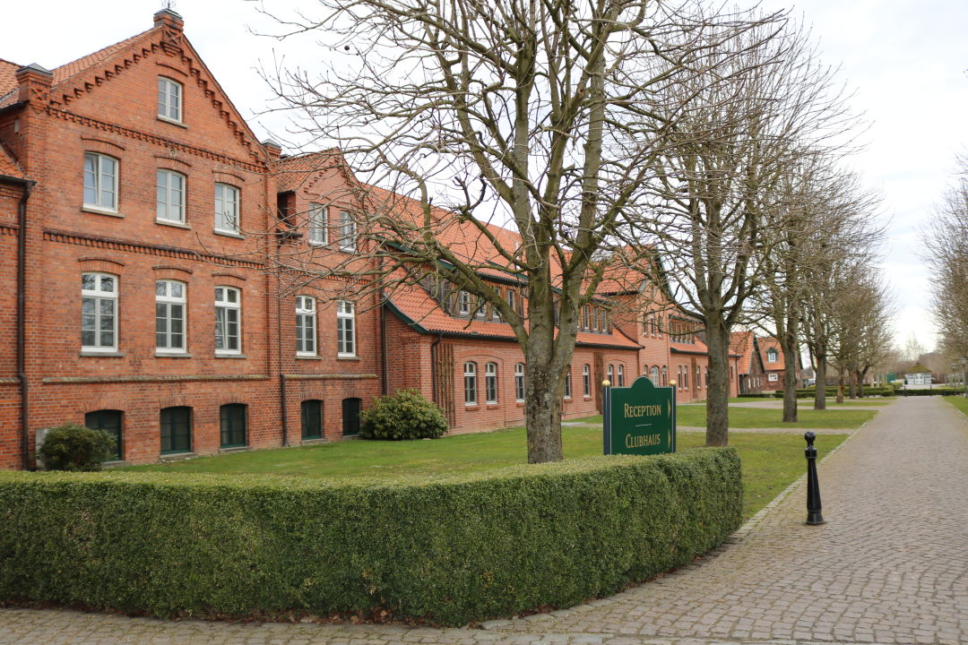 "Außenansicht" Golfhotel Schloss Lüdersburg (Lüdersburg) • HolidayCheck ...