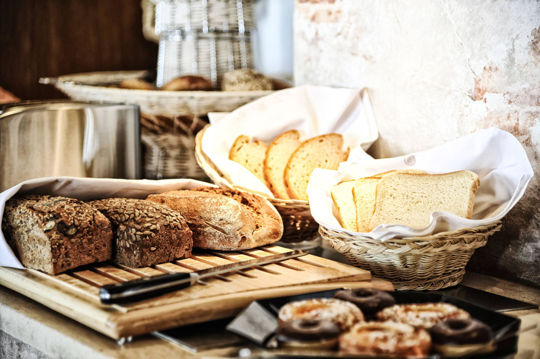 "Frühstücksbuffet mit frischem Brot vom Bäcker" Hotel Verwall (Ischgl ...