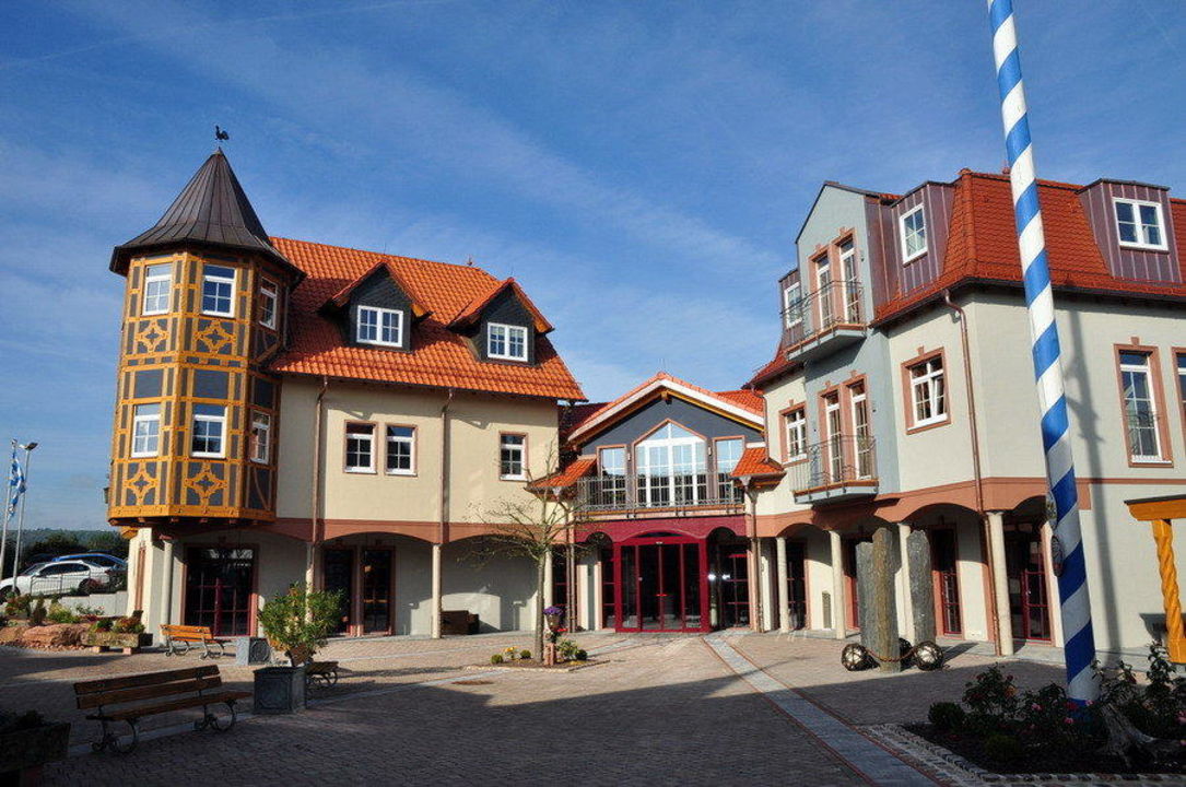 "Blick auf den neuen Dorfplatz" Seehotel Niedernberg (Niedernberg ...