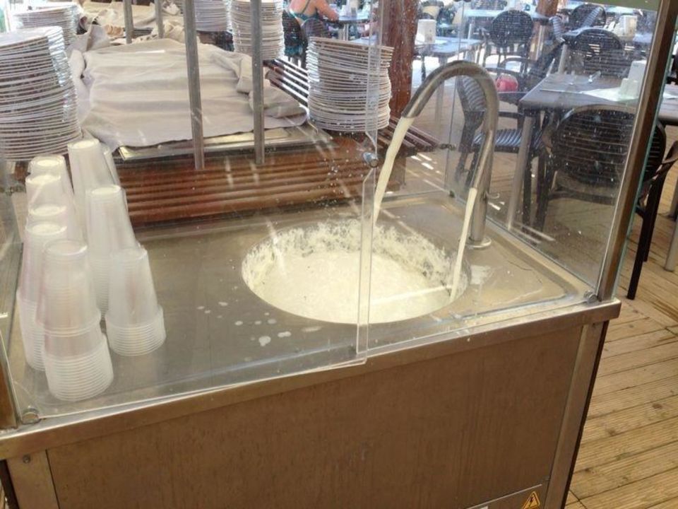 "Sogar eine ayran Maschine gibt Luxus pur" Side Crown Palace (Evrenseki ...