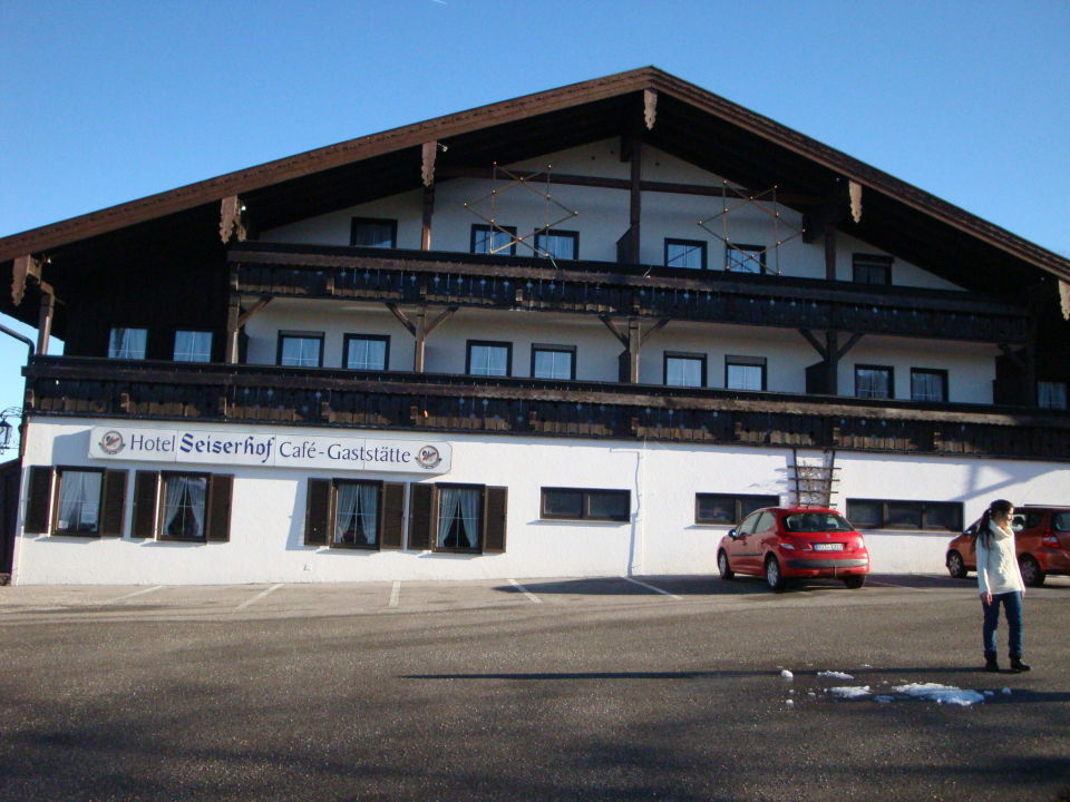 "Seiserhof von aussen und Parkplätze" Hotel Seiseralm & Hof (Bernau am Chiemsee) • HolidayCheck ...