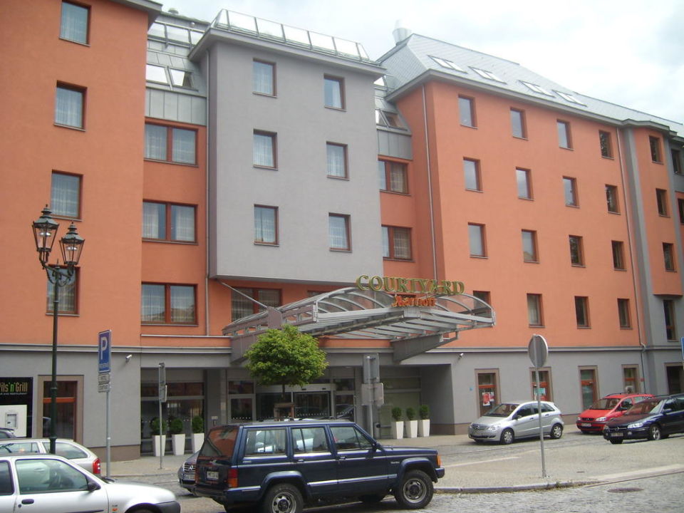 "Ansicht des Hotels mit Eingang." Courtyard Hotel Pilsen (Plzeň ...