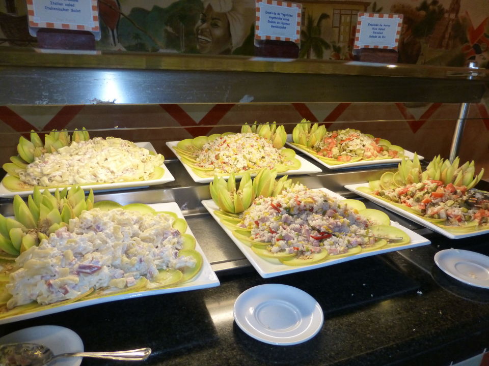 "Teil des Buffets im Hauptrestaurant Latino" Hotel Playa Pesquero ...