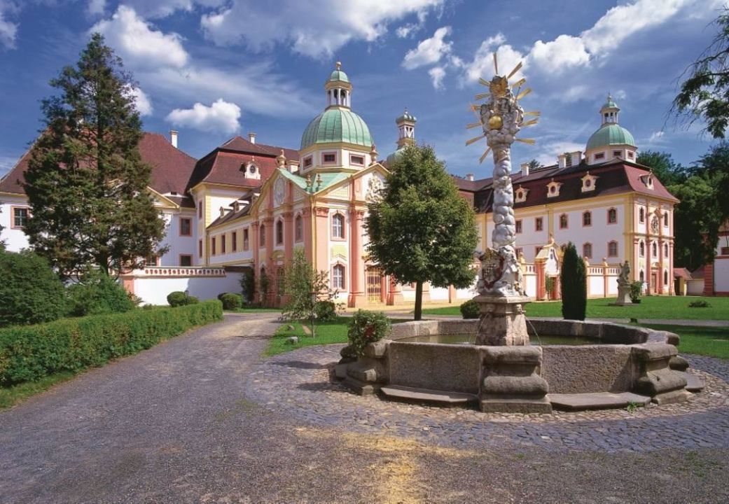 "Kloster St. Marienthal mit Dreifaltigkeitsbrunnen" Gästehäuser St ...