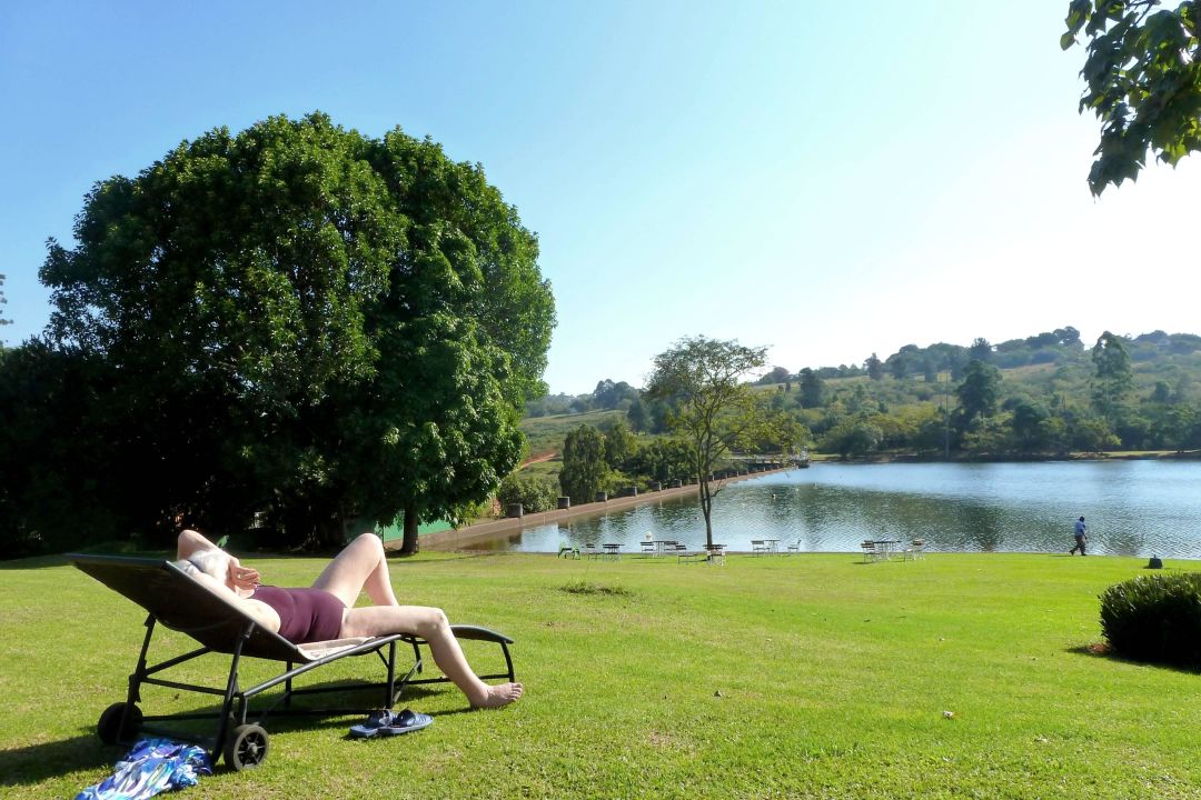 "Große Liegewiese mit Blick auf den See." Pine Lake Inn (White River ...