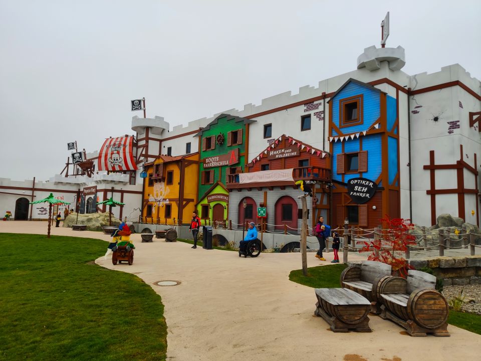 "Außenansicht" LEGOLAND Feriendorf (Günzburg) • HolidayCheck (Bayern ...