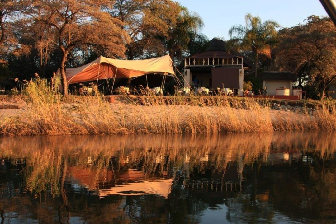 "Restaurant der Lodge am Ufer vom Okawango" Hakusembe River Lodge ...
