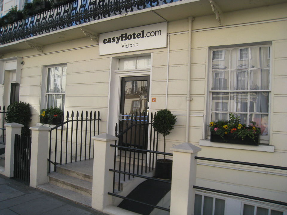 "Eingang des easyHotels" easyHotel London Victoria (City of Westminster ...