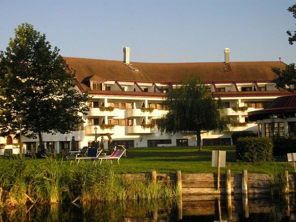 "Blick vom Steg zum Hotel" Seehotel Rust (Rust) • HolidayCheck ...