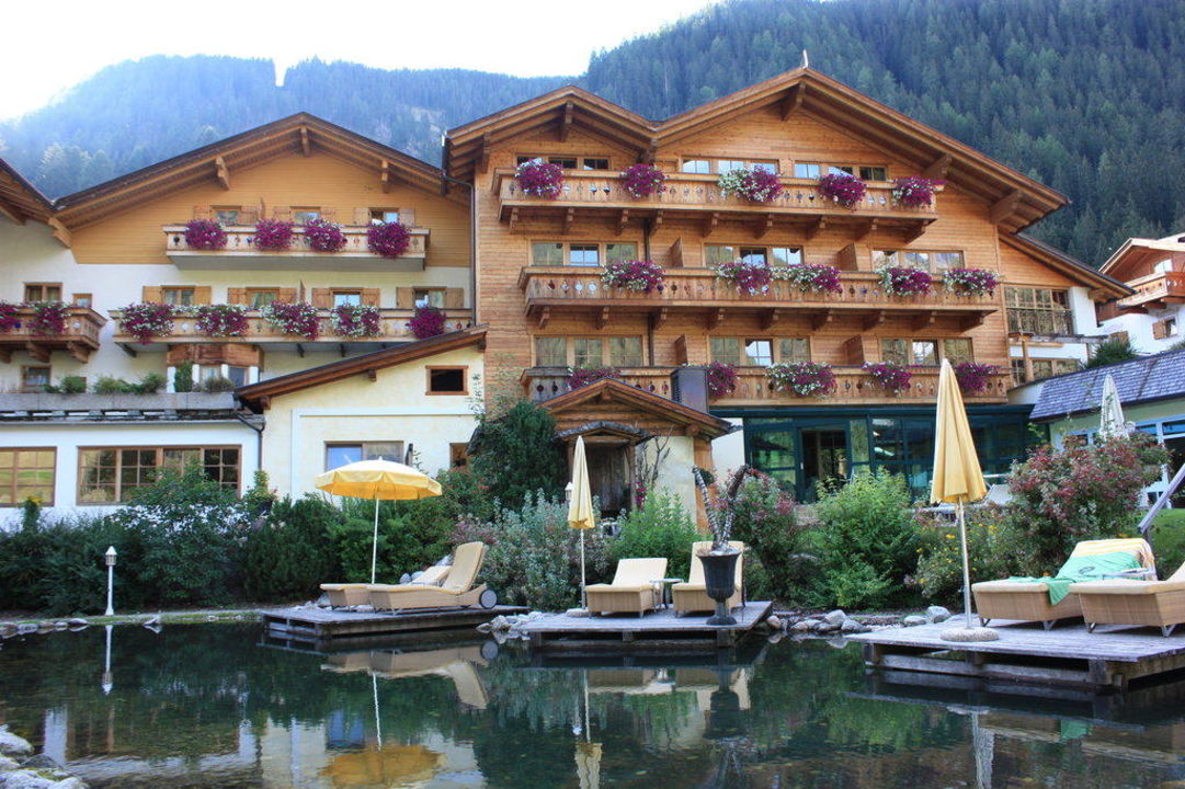 "Liegewiese mit Ruheinseln am Teich" Hotel Quelle Nature Spa Resort ...