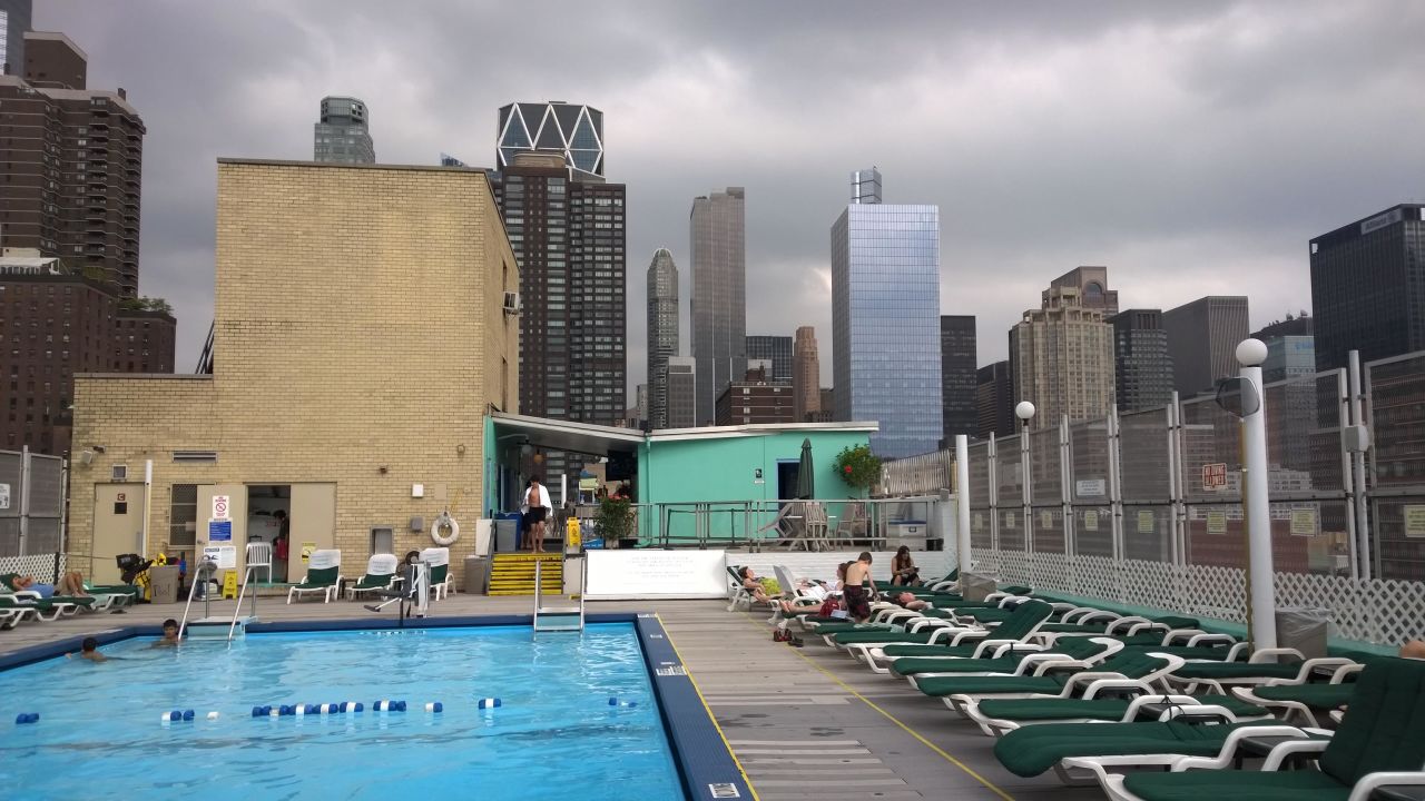 "Pool am Dach" The Watson Hotel (New York - Manhattan) • HolidayCheck ...