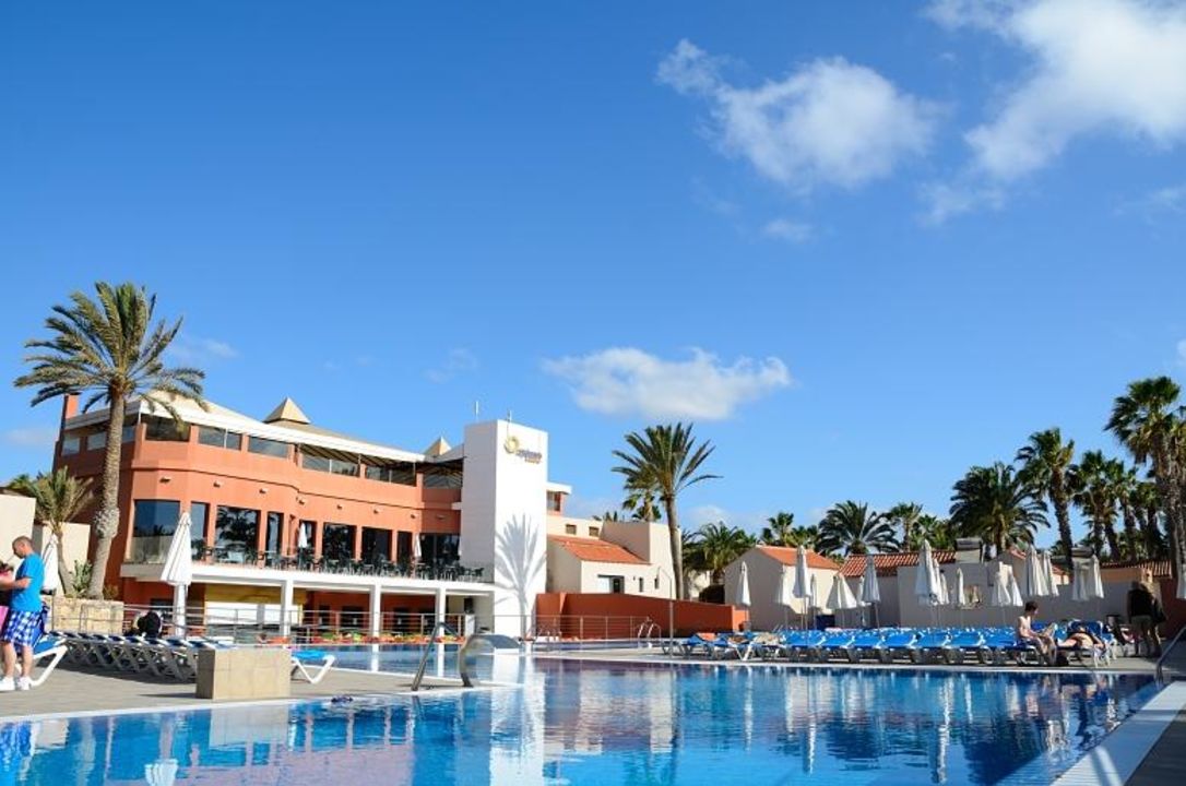 "Hotel od strony basenu " Caybeach Caleta (Caleta de Fuste ...