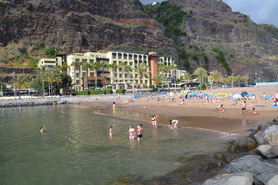 "Strand" Calheta Beach (Calheta) • HolidayCheck (Madeira | Portugal)