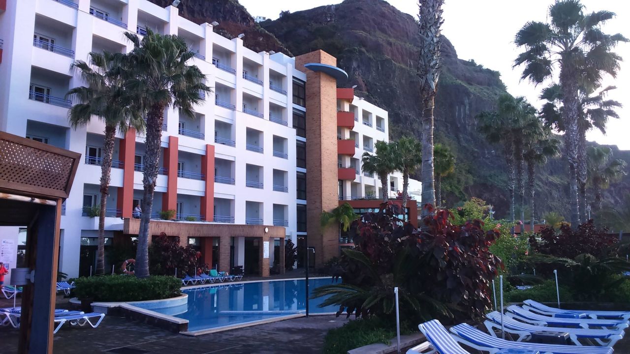 "Pool" Calheta Beach (Calheta) • HolidayCheck (Madeira | Portugal)