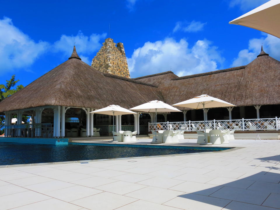 "Pool mit Blick auf das Restaurant" Radisson Blu Azuri Resort & Spa ...