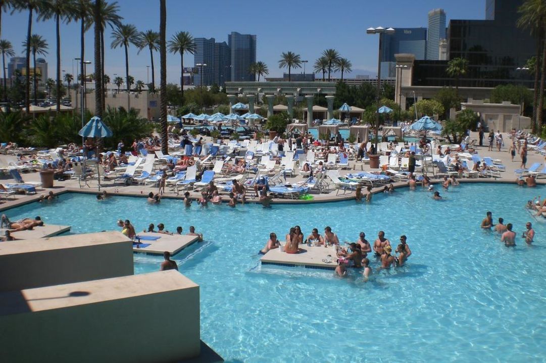 "Pool" Hotel Luxor (Las Vegas) • HolidayCheck (Nevada | USA)