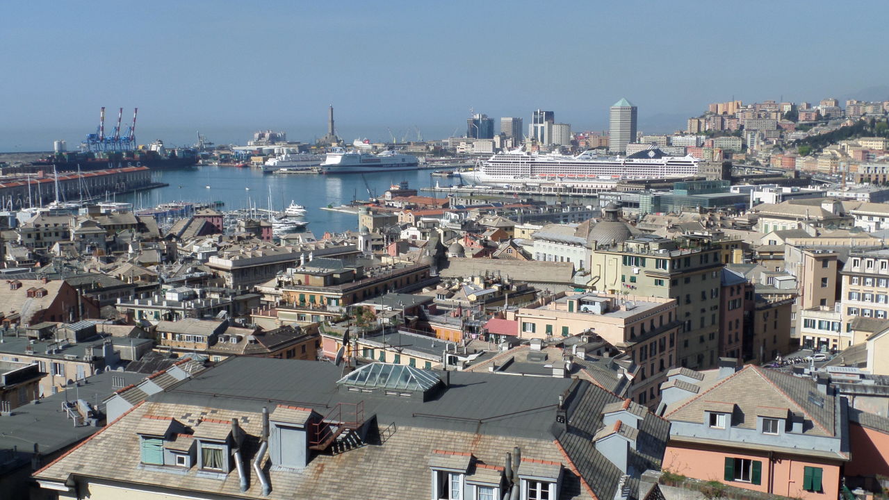 "Blick über die Altstadt von Genua " Hotel Continental Genova (Genua ...