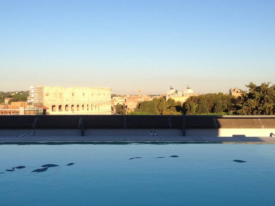 "Magnificent morning Pool view over Colosseum" Mercure Roma Centro ...