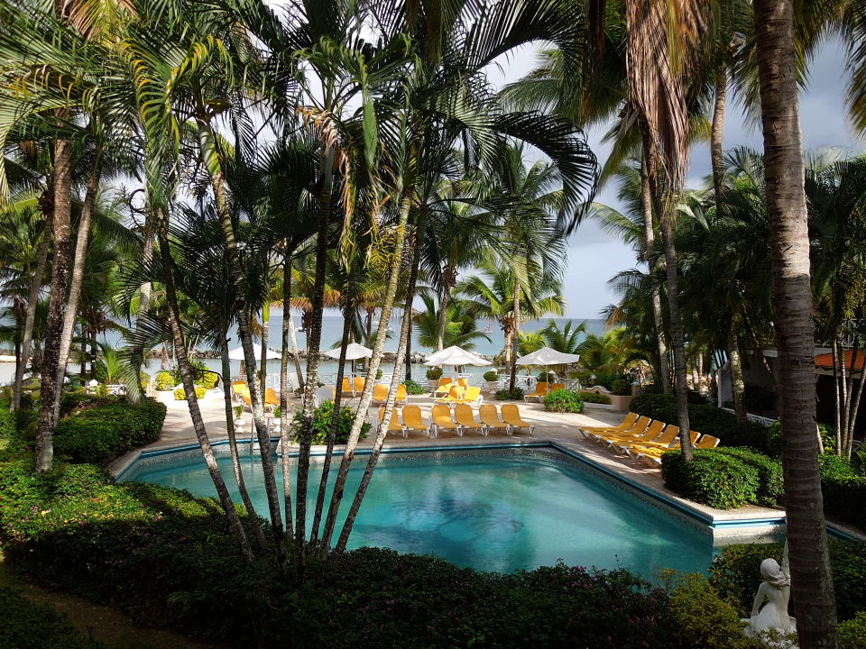 "Ausblick über den Pool auf das Meer" Coco Reef Resort & Spa (Crown ...