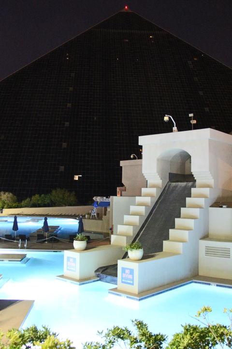 "Pool" Hotel Luxor (Las Vegas) • HolidayCheck (Nevada | USA)