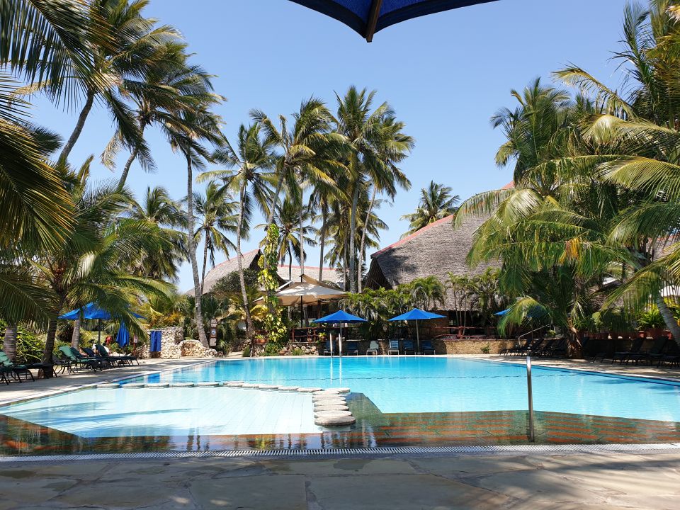 "Pool" Bahari Beach Hotel (Mombasa) • HolidayCheck (Provinz Coast | Kenia)
