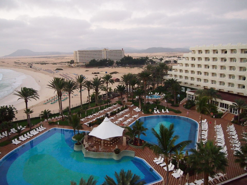 Bild "Strand mit Blick auf Lanzarote" zu Hotel Riu Palace Tres Islas in ...