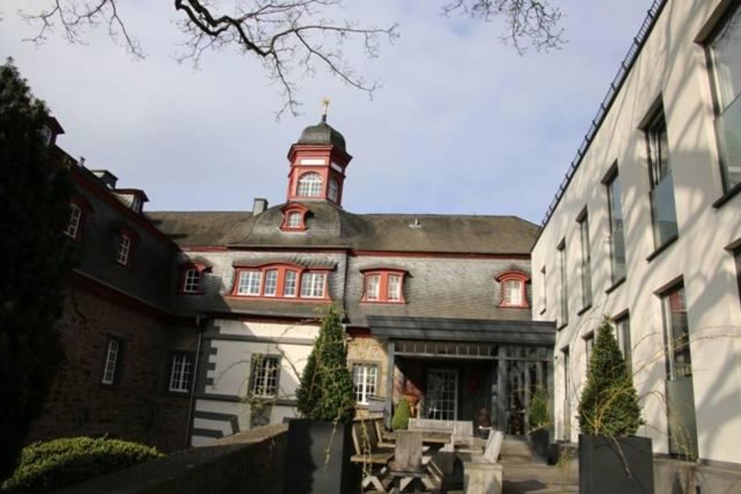 "Innenhof" Hotel Schloss Burgbrohl (Burgbrohl) • HolidayCheck ...