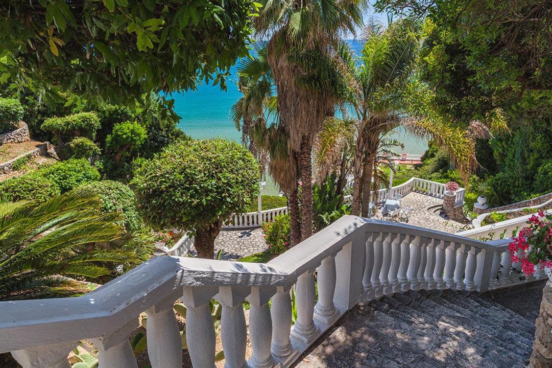 "Viali e giardini immersi ..." Grand Hotel Le Rocce (Gaeta ...