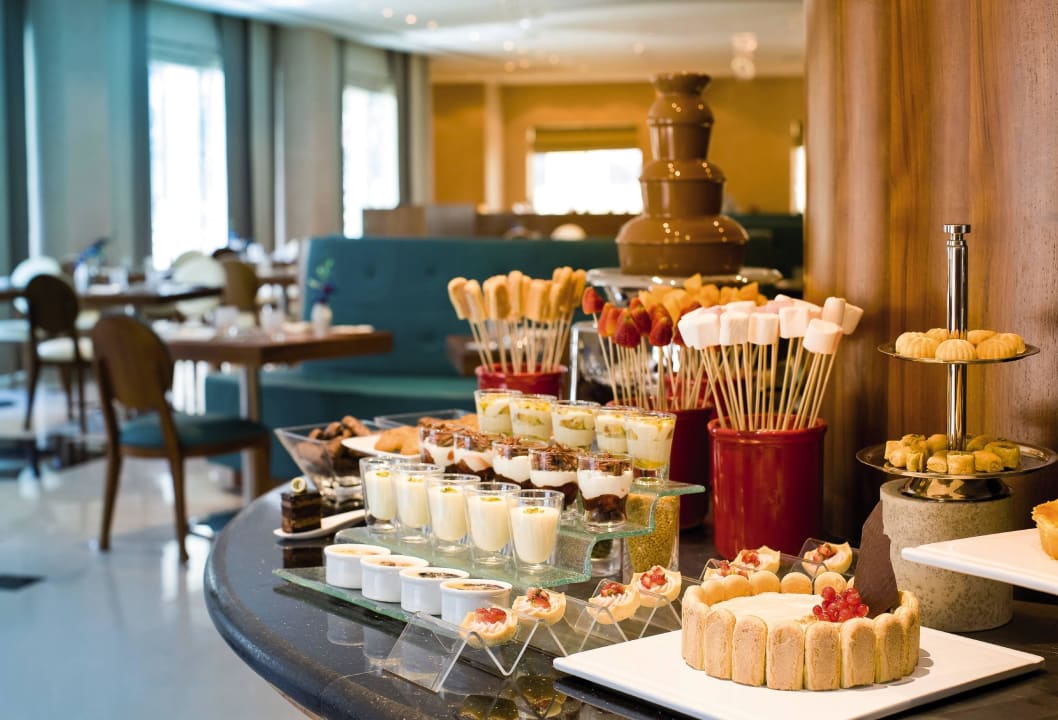 "Buffet" AVANI Deira Dubai Hotel (Dubai) • HolidayCheck (Dubai ...